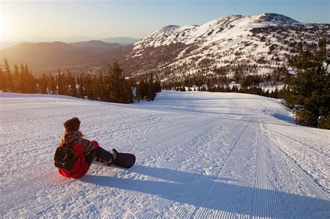 스노 여성 눈 표면에 손질 앉아서 알파인 스키에 대 한 준비 겨울에 대한 스톡 사진 및 기타 이미지 겨울 계절 날씨 Istock