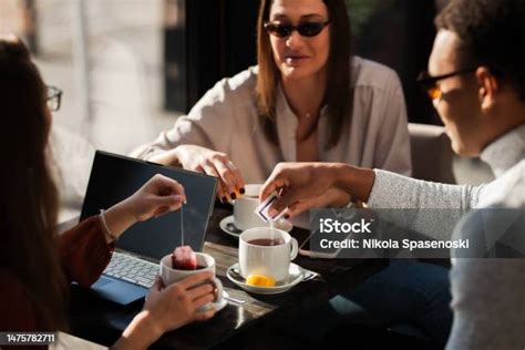 식당에서 세 친구가 웃고 차를 마시며 이야기하고 있다 직장 이후에 또는 카페 바에서 커피 를 마시며 회의를 하는 비즈니스 동료 20 24세에 대한 스톡 사진 및 기타 이미지