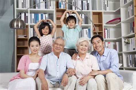东方人婴儿儿童中年人老年人家庭夫妻母亲父亲三代同堂坐微笑横图彩色室内白天正面爱情时尚幸福纯洁房间