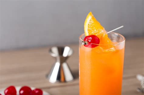 홈메이드 데킬라 선라이즈 칵테일 다과 데킬라 신선한 오렌지 주스 신선한 라임 주스와 석류석 오렌지 슬라이스와 상쾌한 장식으로 장식 0명에 대한 스톡 사진 및 기타 이미지