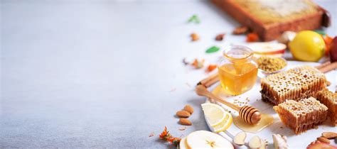 건강한 뜨거운 음료를위한 성분 회색 콘크리트 배경에 레몬 생강 민트 꿀 사과와 향신료 공간을 복사합니다 대체 의학 개념 깨끗한 먹기 해독 감기와 독감에 대한 스톡 사진 및