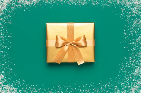 새해 크리스마스 선물 눈 프레임 상단보기와 녹색 배경에 휴일 리본과 황금 선물 플랫 레이 크리스마스 휴일 2020 축하 선물 상자 인사말 카드 축제 장식 Diy에 대한 스톡