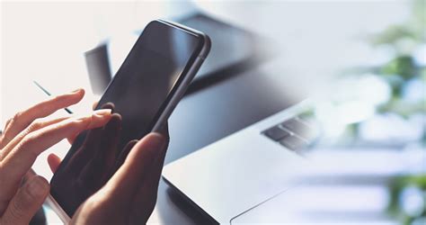 휴대 전화를 사용하는 비즈니스 여성 손 화면에 손가락 터치하고 노트북 컴퓨터에서 작업 클로즈업 휴대용 통신 기기에 대한 스톡 사진 및 기타 이미지 Istock