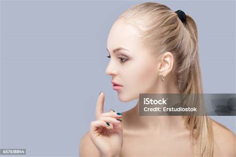 회색 바탕에 파란 눈을 가진 아름 다운 젊은 금발 여자의 초상화 깨끗 한 피부를 가진 여자 개념에 대한 스톡 사진 및 기타