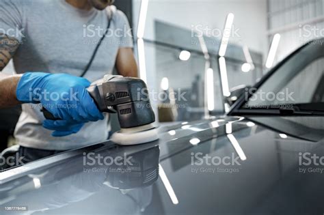 자동차 디테일 자동차 수리 점에서 궤도 광택기와 남성 손 건설 기계류에 대한 스톡 사진 및 기타 이미지 건설 기계류 공사장