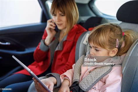 자동차에서 전화를 사용하여 여자 옆에 앉아 디지털 태블릿아이 2 3 살에 대한 스톡 사진 및 기타 이미지 2 3 살 2명 35 39세 Istock