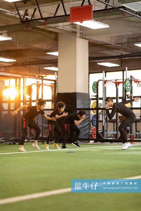 儿童在教练的指导下进行体能训练 蓝牛仔影像 中国原创广告影像素材
