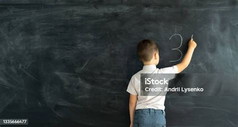 수학 수업에서 수업의 학생은 분필이있는 분필 보드에 기록합니다 초등학교 수학 수업 학습 개념 학교로 돌아갑니다 배너 및 텍스트