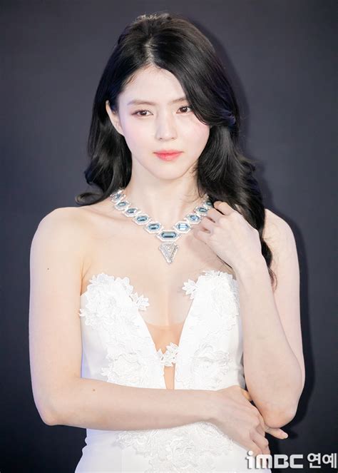 [움짤] 한소희 헉 좌중압도 트임 드레스