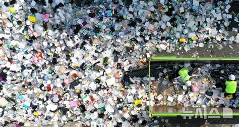 플라스틱 폐기물 처리중 네이트 뉴스