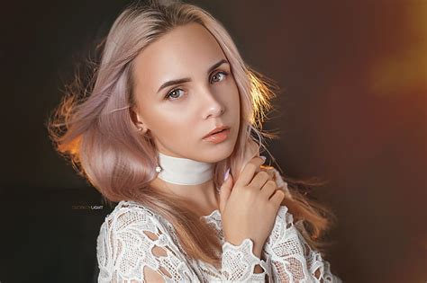 아나스타샤 Makarenko 여자 모델 금발 뷰어를보고 초상화 실내 얼굴 피사계 심도 흰 옷 실내 여자