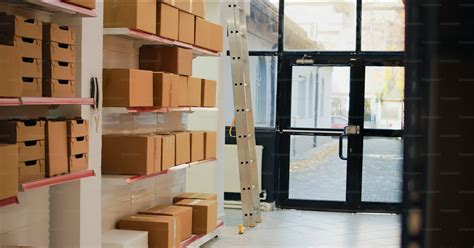 선반과 선반에 상자 창고에 있는 상품 재고 및 화물 패키지로 가득 찬 보관실 큰 컨테이너에 포장된 제조 용품 창고 공간에 팔레트 핸드 헬드 샷 사진