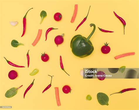 크기와 색상의 다른 야채의 플랫 평지 배열 플레이는 노란 배경에 누워 있었다 개념에 대한 스톡 사진 및 기타 이미지 개념 개념과 주제 경외감 Istock