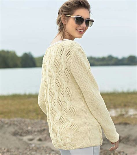 ВЯЖЕМ СПИЦАМИ Джемпер цвета ванили Самое главное в этом пуловере прямого покроя — графические