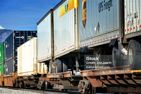 해외 화물 컨테이너 및 조합 태평양 화물 열차 팜 스프링스 캘리포니아 미국에 미국 트럭 트레일러 0명에 대한 스톡 사진 및 기타 이미지 Istock