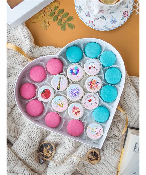 Купить набор макарунс в виде сердца в подарок ко дню рождения с