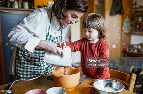 그의 어머니와 쿠키를 만드는 유아 소년 2 3 살에 대한 스톡 사진 및 기타 이미지 2 3 살 2명 가정 생활 Istock