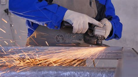 工厂钢结构电动砂轮磨削低速快门员工使用特殊的生产设备处理金属或铝打磨金属板的工人高清图片下载 正版图片505034531 摄图网
