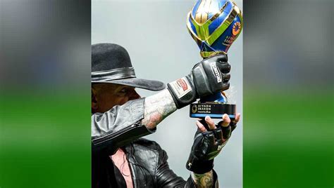 رونمایی از جام سیزن کاپ ریاض توسط آندرتیکر و خنده های رونالدو فیلم