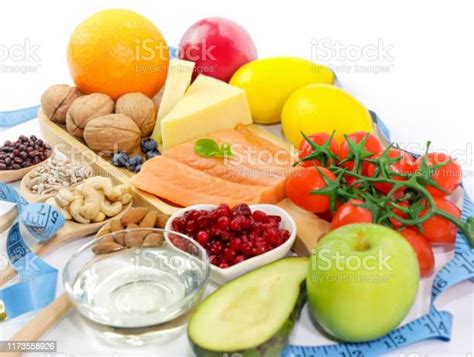 케톤 생성 다이어트 식사 계획 사과의 건강한 식사 운동 및 피트니스 다이어트와 연어와 아보카도 흰색 배경에 피트니스 및 체중