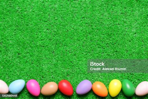 복사 공간이있는 녹색 잔디 잔디 배경 상단보기에 여러 가지 색깔의 부활절 달걀에서 프레임 부활절 휴일 배너 카드 포스터 바우처 초대 템플릿 0명에 대한 스톡 사진 및 기타