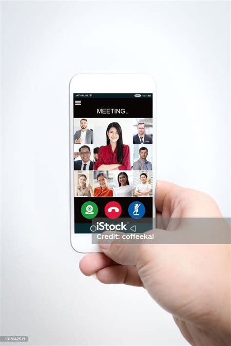 비즈니스 화상 통화 또는 인터넷 통화를 사용하여 스마트 폰 응용 프로그램은 얼굴 사람들의 그룹과 함께 회의 화상 통화에 대한 스톡 사진 및 기타 이미지 Istock