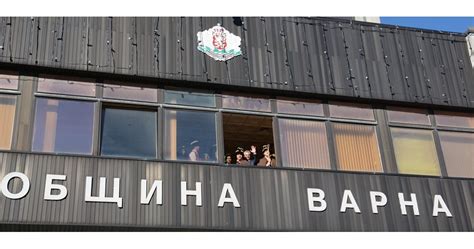 Благомир Коцев отвори прозорците на кабинета си за да поздравят коледарите варненци Снимки