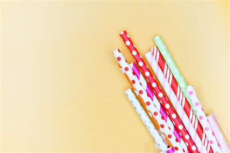 흰색 빨간색과 노란색 플라스틱 스틱 사진 Unsplash의 무료 종이 이미지