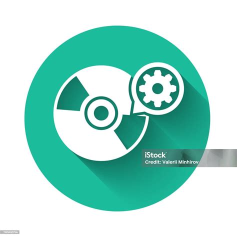 화이트 Cd 또는 Dvd 디스크와 긴 그림자와 절연 기어 아이콘 조정 응용 프로그램 서비스 개념 설정 옵션 유지 보수 수리 고정 녹색 원 버튼을 클릭 합니다 벡터 일러스트