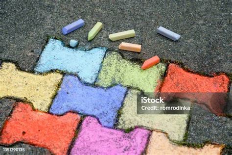 뒷마당에 바닥에 화려한 분필그림 그림 어린이 활동 그림 그리기 및 그림 만들기 여름에는 창의적인 야외 활동 배경 주제에 대한 스톡 사진 및 기타 이미지 Istock