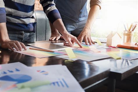 디자이너 그래픽 크리에이 티브 창의성 개념 태블릿 컴퓨터 노트북 그래픽 디자인 색상 아이디어 스타일 집 주문 고객에 색칠을 사용