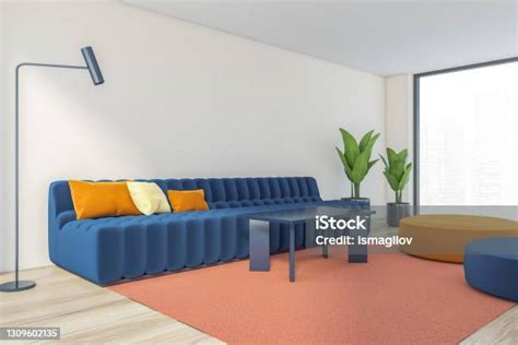 바닥에 식물과 쿠션이있는 대형 파란색 소파가있는 베이지 색 거실 0명에 대한 스톡 사진 및 기타 이미지 0명 3차원 형태 가구 Istock
