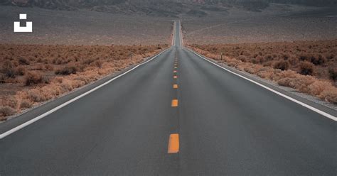 낮 동안 브라운 필드 한가운데에 있는 검은 아스팔트 도로 사진 Unsplash의 무료 캘리포니아 이미지