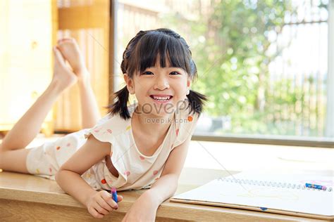 어린 소녀 행복한 그림 이미지 사진 무료 다운로드 Lovepik