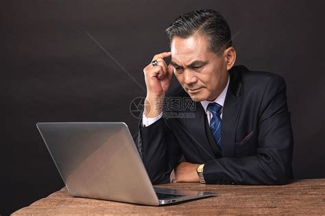 商务人士使用电脑高清图片下载 正版图片501048328 摄图网