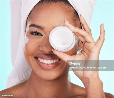 흑인 여성 항아리 크림은 스튜디오 초상화에서 파란색 배경으로 스킨케어 웰빙 또는 셀프 케어를 위한 미소를 지었다 소녀 아프리카