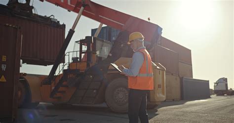 컨테이너 검사를 위해 창고에서 일하는 산업 운송용 물류 인력 및 태블릿 화물 운송 및 선적에 대한 품질 검사를 수행하는 터치스크린 기술을 가진 사업가 50 54세에 대한