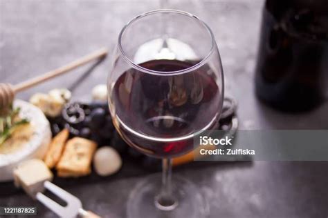 다양한 치즈 과일 및 기타 간식과 함께 레드 와인과 접시 한 잔 붉은 포도주에 대한 스톡 사진 및 기타 이미지 붉은 포도주 치즈 와인 Istock