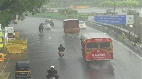 Thane Rain ठाण्यात विजेच्या कडकडाटासह पावसाची हजेरी सखल भागात पाणी