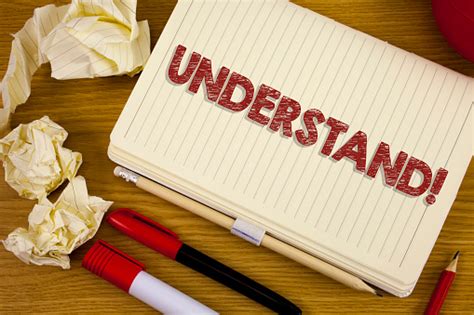 개념적 손을 보여주는 이해 동기 부여 전화 쓰기입니다 나무 배경 펜 연필에 노트북도 서에 서 면 뭔가의 의미를 알고 인식 보여주는 비즈니스 사진 개념에 대한 스톡 사진 및