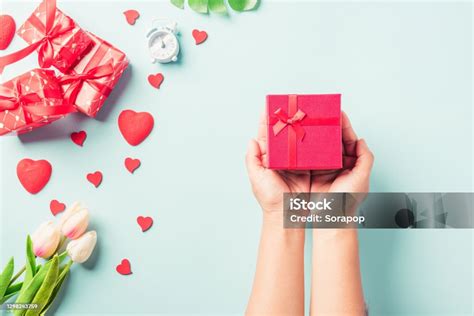 여자 손 들고 선물 또는 선물 상자 장식 및 빨간 마음 놀라움 낮에 대한 스톡 사진 및 기타 이미지 낮 놀라움 누워있기 Istock
