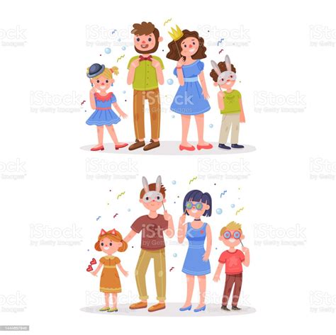 재미있는 카니발 마스크 세트에 행복 한 가족입니다 즐거운 부모와 아이들은 휴일을 축하하거나 카니발 사진 부스 파티 만화 벡터 일러스트레이션에서 즐거운 시간을 보내고 있습니다