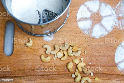 케이크 만들기입니다 요리 개념입니다 전문 제과 초콜릿 설탕 프로 스 팅과 함께 맛 있는 케이크 장식 가루로 빻은에 대한 스톡 사진 및 기타 이미지 Istock