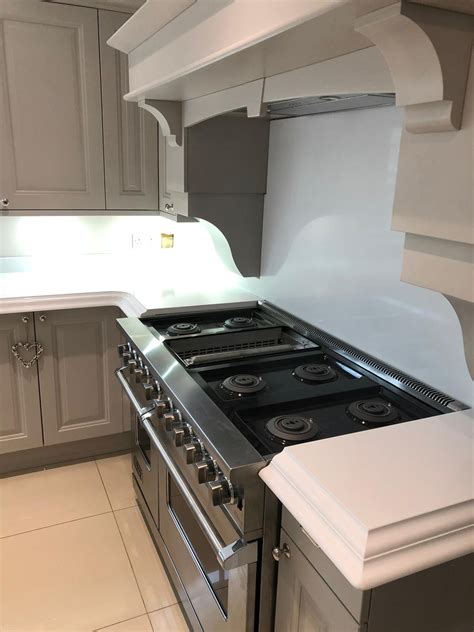 30mm Ultra White Double Ogee And Chamfer Edge Installations Medusa Stone