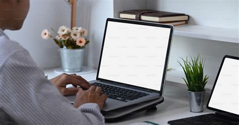 여러 전자 장치로 작업하는 젊은 남성의 측면 보기 광고 텍스트에 대한 빈 화면입니다 사진 Unsplash의 컴퓨터 키보드 이미지