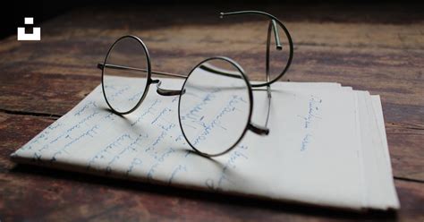 흰색 프린터 용지에 은색 안경 프레임 사진 Unsplash의 무료 회색 이미지