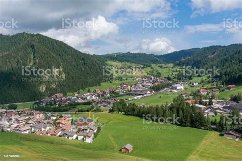 알타 발 바디아 의 녹지 거대한 산을 배경으로 주택이있는 마을의 조감도 0명에 대한 스톡 사진 및 기타 이미지 Istock