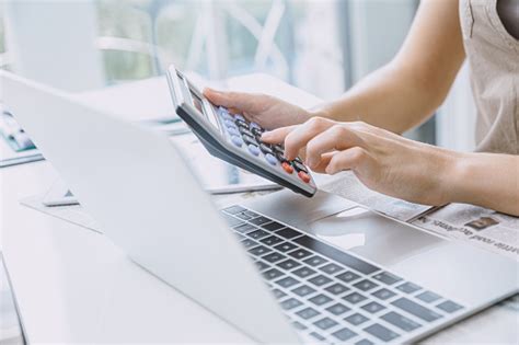 랩톱 컴퓨터와 사무실 책상에서 작업 계산기를 사용하여 비즈니스 노동자 회계사의 클로즈업 소녀 손 세일에 대한 스톡 사진 및 기타 이미지 Istock