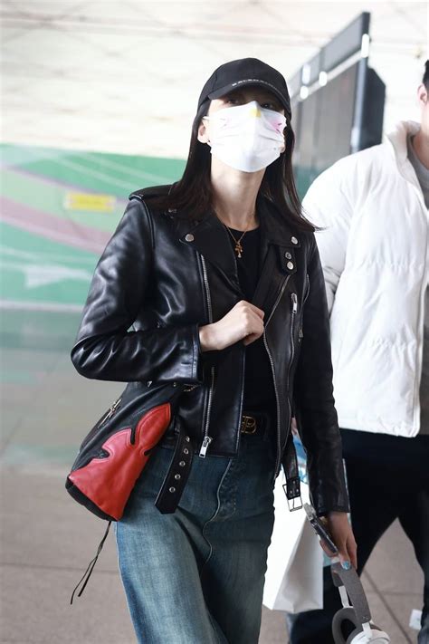 孙怡皮夹克搭配牛仔裙 酷酷的少女感扑面而来 搜狐大视野 搜狐新闻