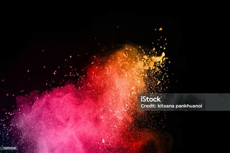 검은 배경에 추상 컬러 먼지 폭발 추상 분말의 배경 색상 분말을 폭발 던지는 색상 분말 여러 가지 빛깔의 반짝이 텍스처의 동결 운동 0명에 대한 스톡 사진 및 기타 이미지